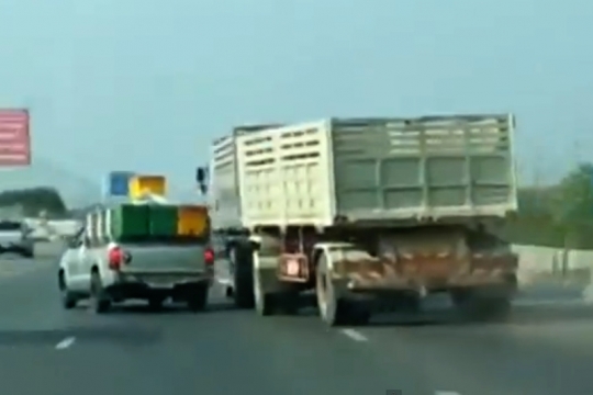 Thai road rage captured on video