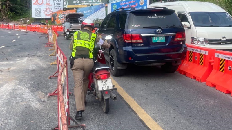 Police praised for pushing broken-down Honda Dream up Patong Hill