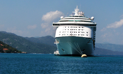 Mega cruise ship heading for Phuket